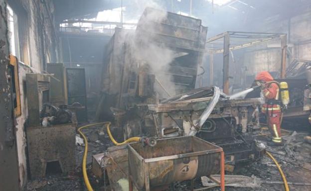 Un incendio calcina un taller mecánico en Quart de Poblet | Las Provincias